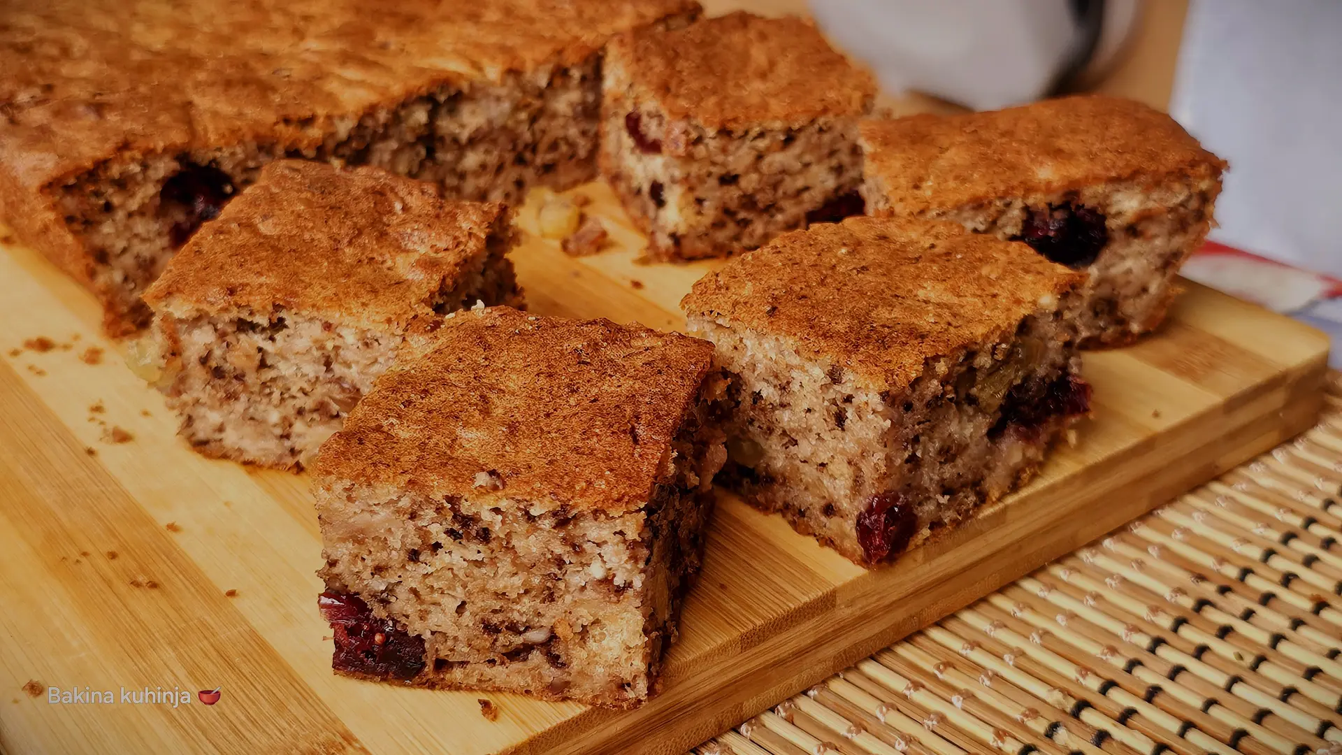 Lako za napraviti, a ukus sjajan: Domaći kolač sa suvim voćem i jabukama - gotov za 45 minuta